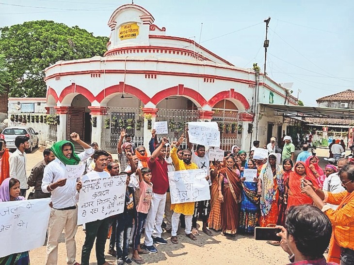 The people of Ward No. 34 gheraoed the Municipal Commissioner for water ...