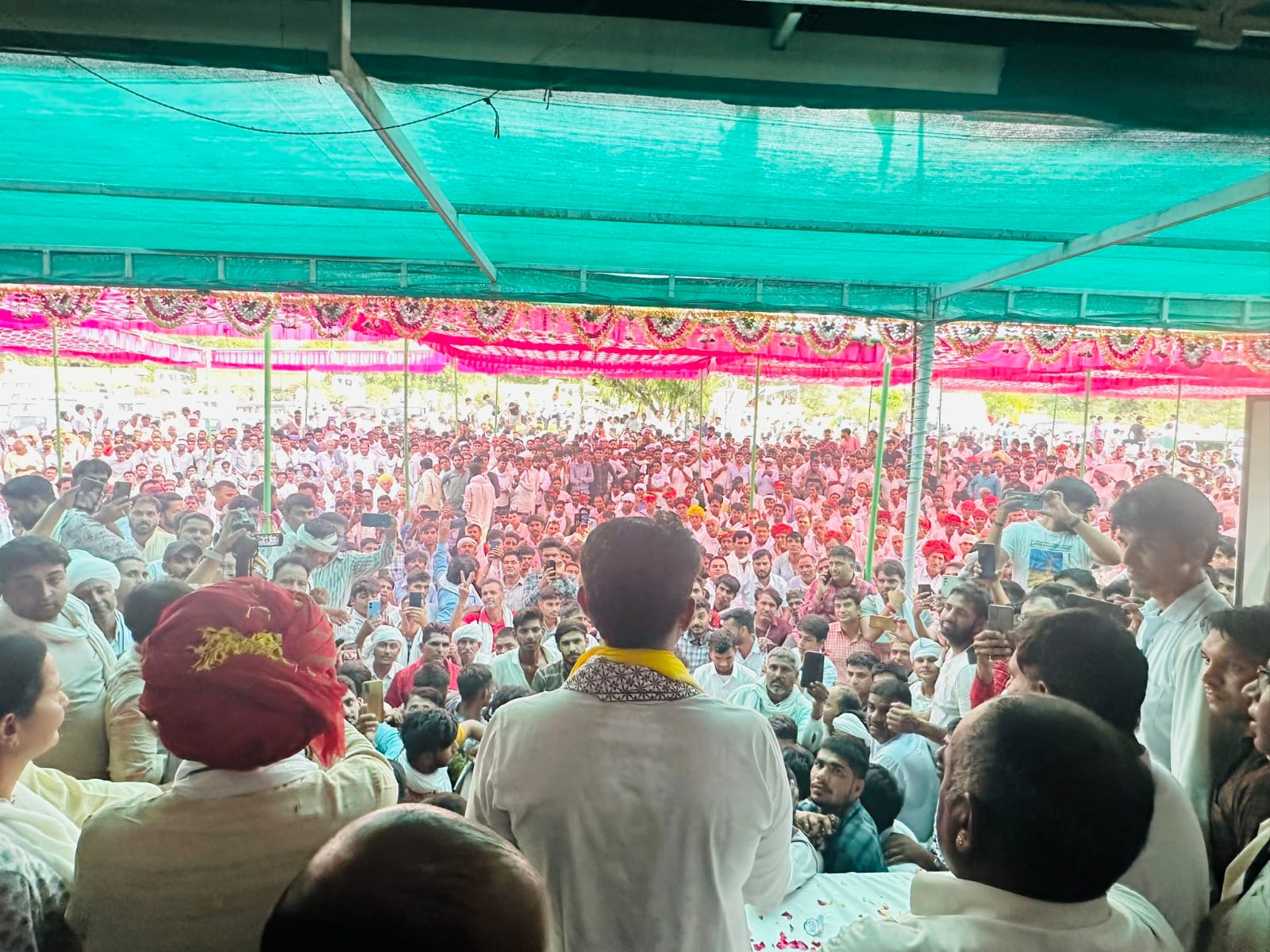 Welcome from place to place till Padukalan, rain of flowers by making ...