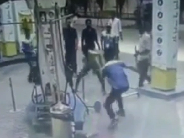 The young man was drunk, beat the pump worker | पेट्रोल पंप पर बदमाशों ...