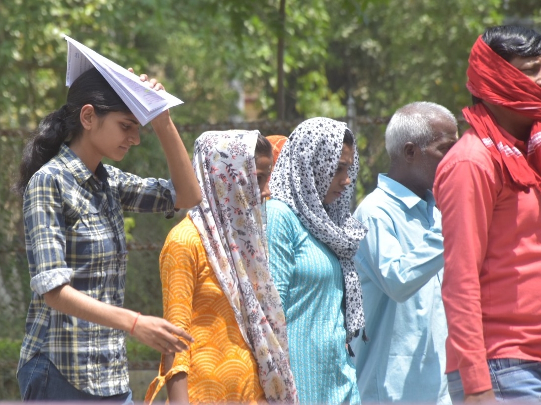 Mercury crossed 40 for 3 days, silence spread on the ghats, doctors are ...