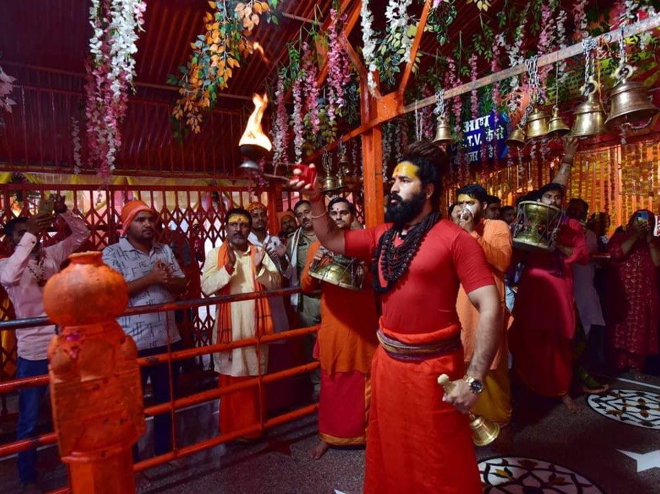 Hanuman ji's grand makeup done while lying down, devotees queue up for ...