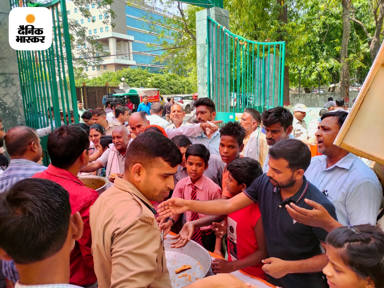 Forest Minister Dr. Arun Kumar Saxena joined; Prasad distributed in two ...