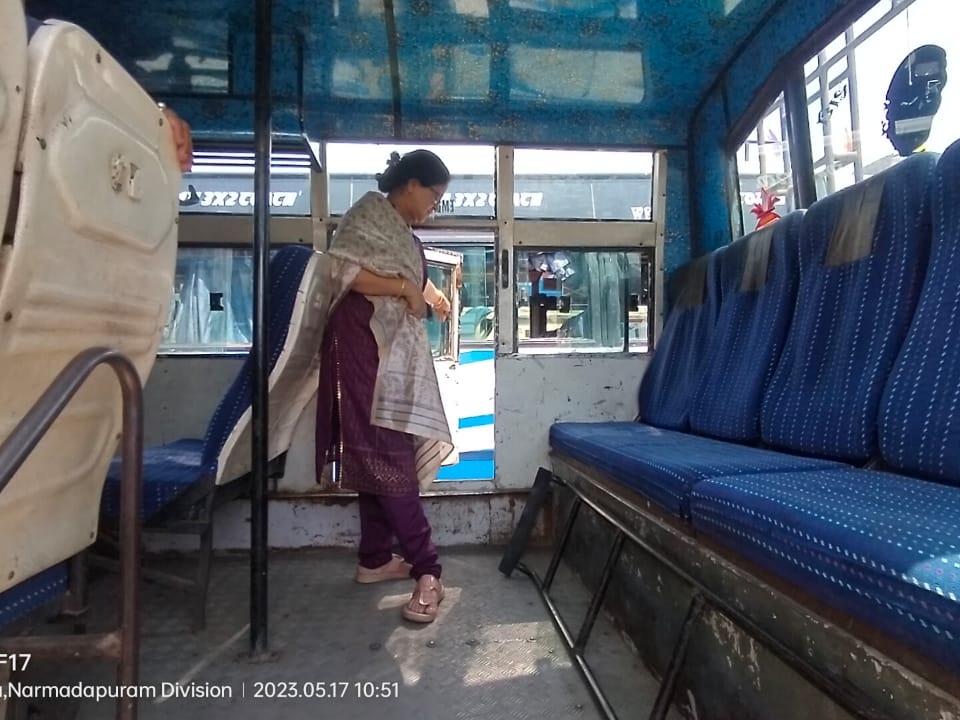 बस चालकों में मची अफरा तफरी, गड़बड़िया हुई उजागर, मोबाइल चलाने पर लगाई ...