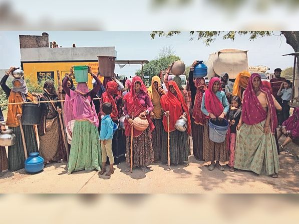 Drinking water crisis in Devli village, angry women shouted slogans ...