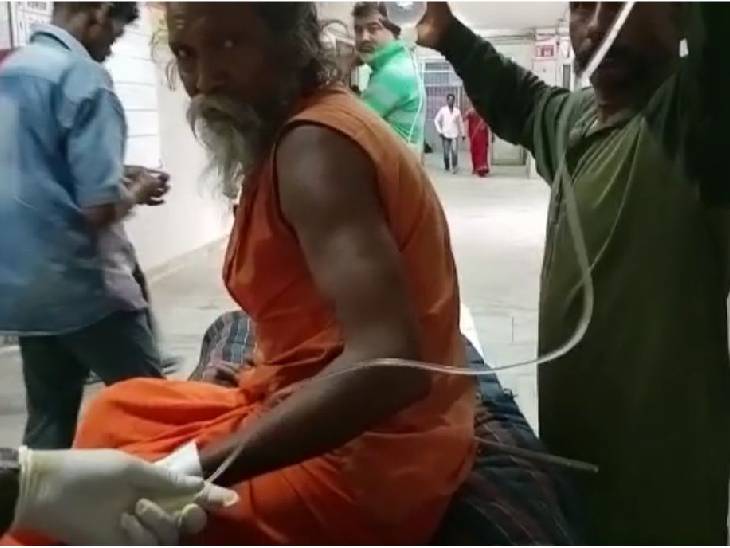 Rewa: Iron rod stuck in temple priest's stomach, serious | आधी रात ...