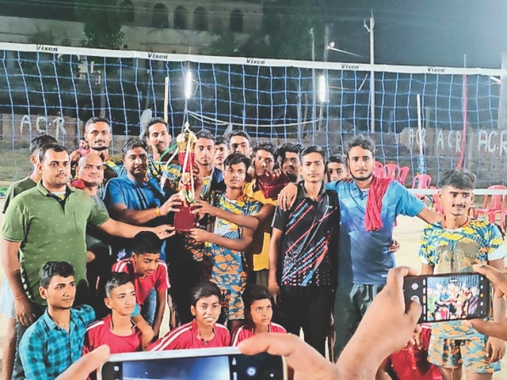वॉलीबॉल टूर्नामेंट के फाइनल में रामदीरी ने रतनपुर को हरा शील्ड पर किया ...