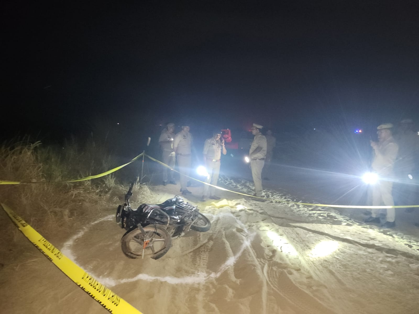 एक गौ तस्कर के पैर में लगी गोली, एक सिपाही भी गोली लगने से हुआ घायल | A ...