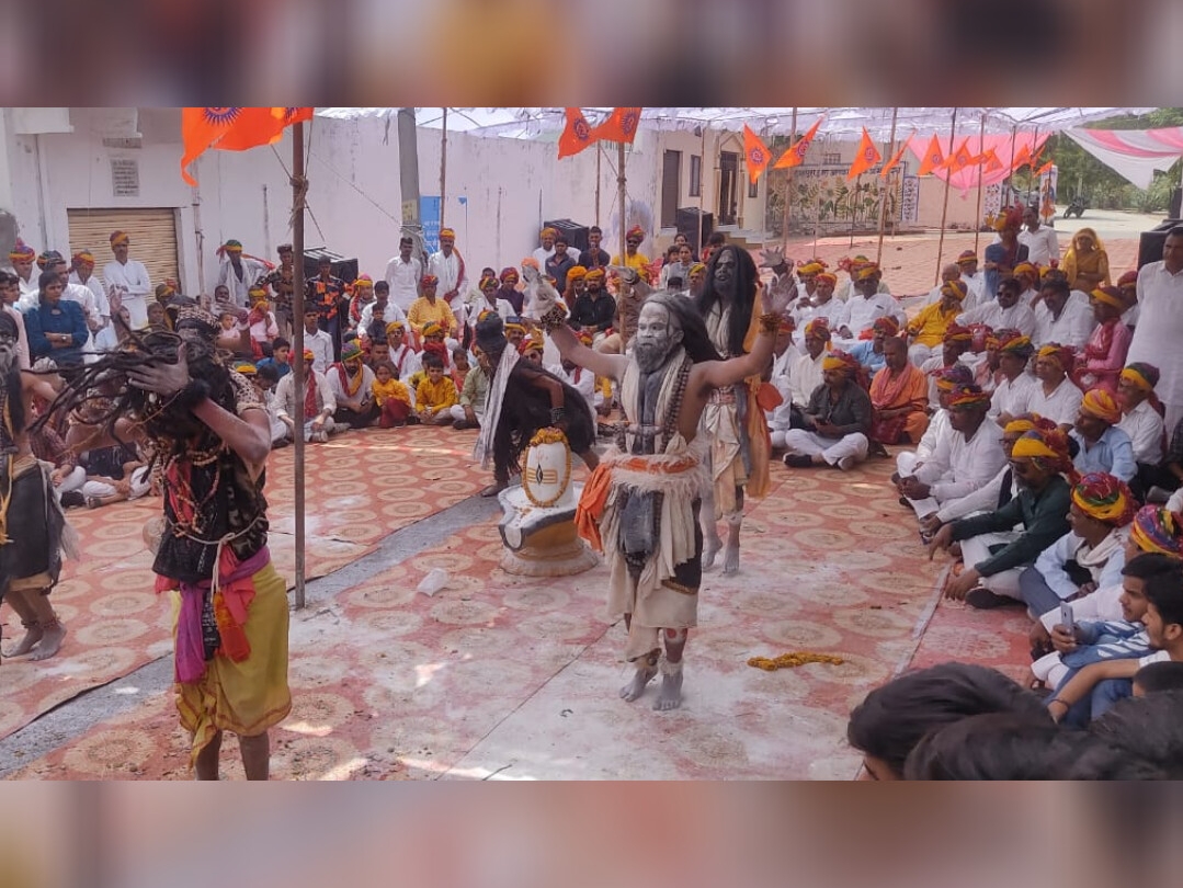 Khatik Samaj took out a procession, welcomed by showering flowers at various places, artists ...