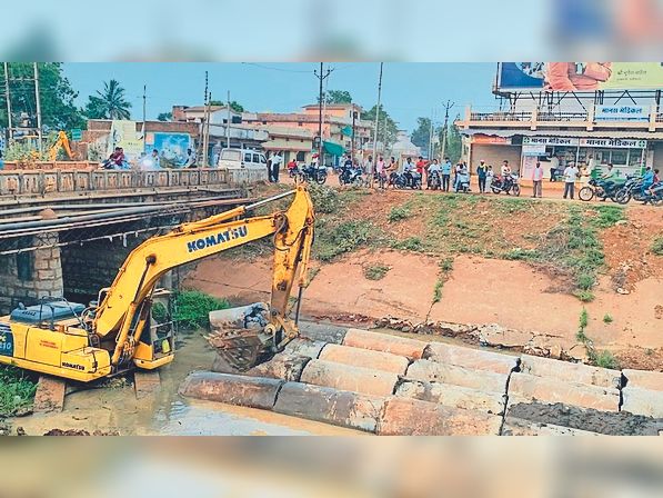 Will break the old bridge near Kharkhara canal and build a new one ...