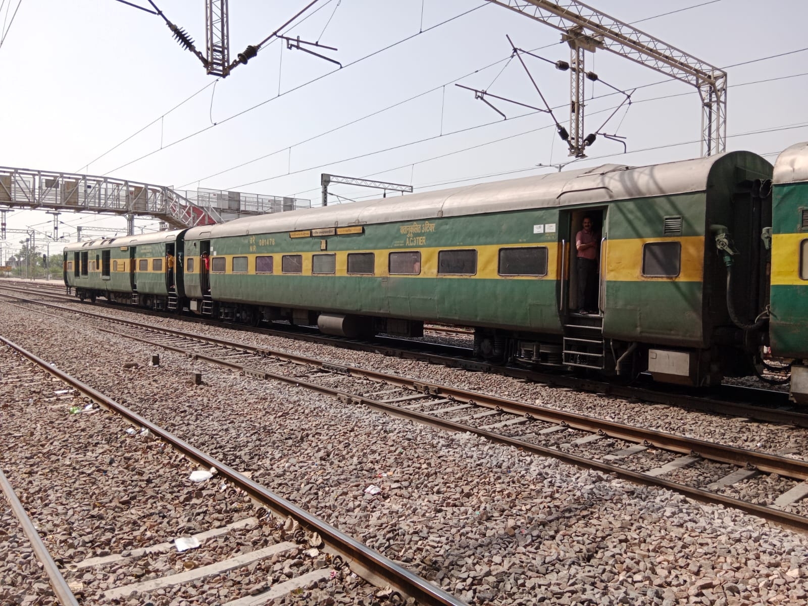 Train going from Bhagalpur to Anand Bihar Terminal stopped, rail route ...