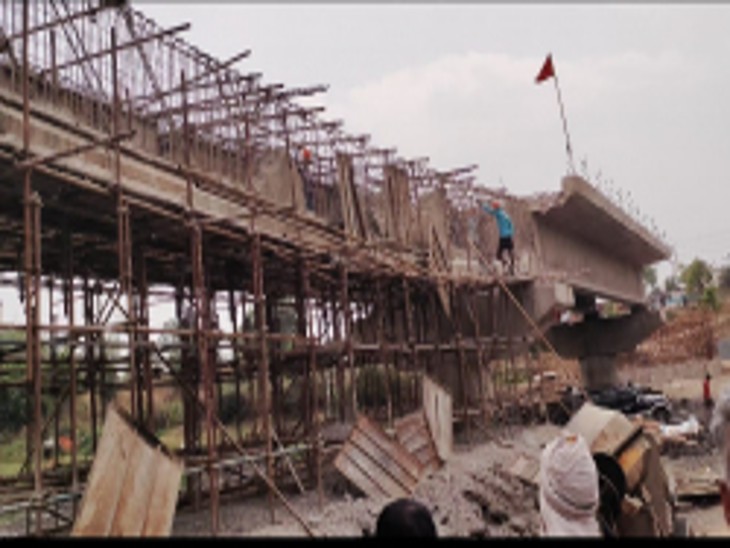 The railing of the bridge being built on the Bokaro river fell heavily ...