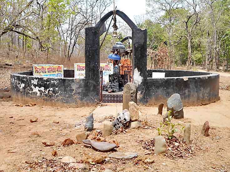 Such a temple where Shani Dev is worshiped along with his wife
