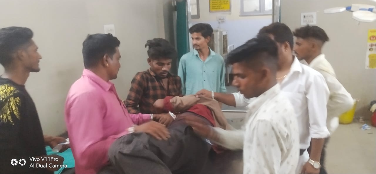 lying unconscious on the roadside bleeding | सड़क हादसे में बुजुर्ग ...