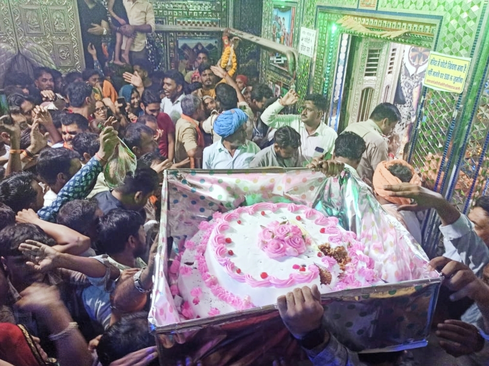 Devotees cut 31 kg of mawa cake and offered it, staged Rajasthani ...