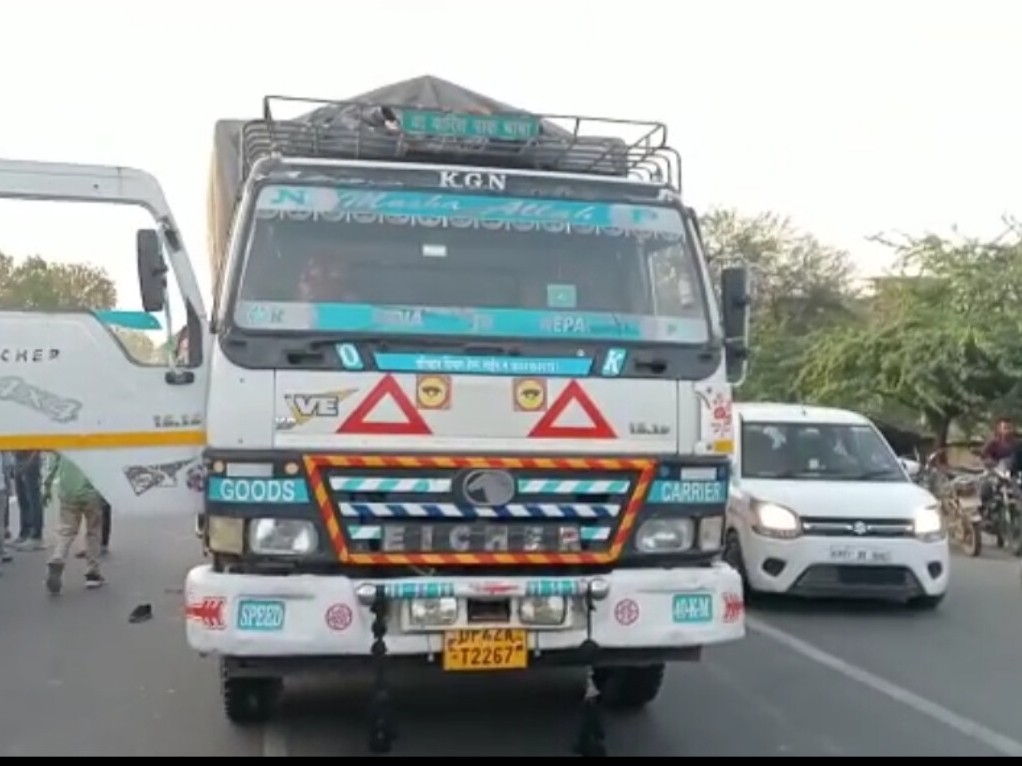 three injured; DCM hit the bike, the bike hit the young man crossing ...