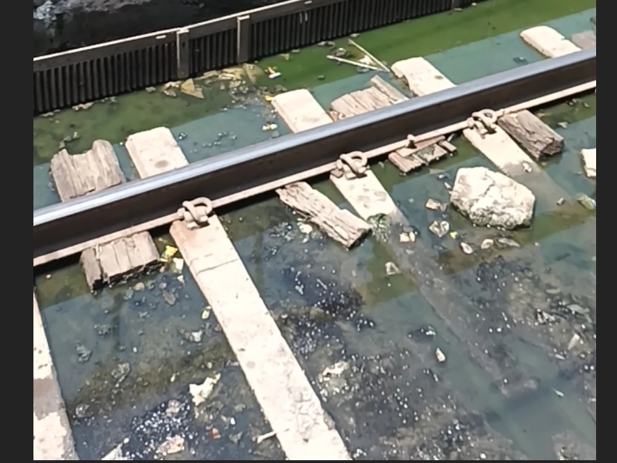 Due to the accumulation of dirty water, passengers are troubled by the ...