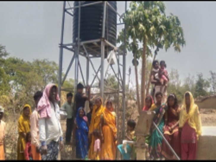 The water tower in Rajdiriya's Dalit Tola of Nawabazar is bad for 10 ...