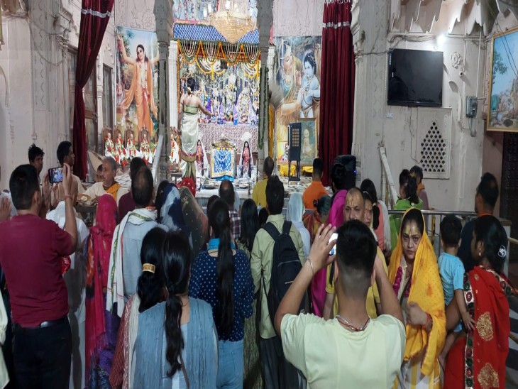 A board was put up to come wearing modest clothes, the priest said - maintain decorum | मथुरा के ...