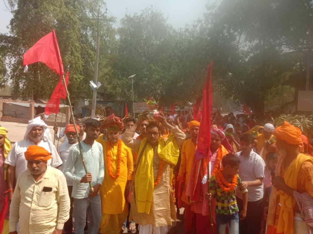 Devotees took out the grand Kalash Yatra, | बलिया में सप्त दिवसीय ...