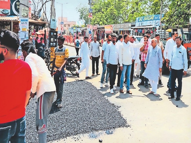 The MLA started the work of Pundri to Badnara road by breaking coconut ...