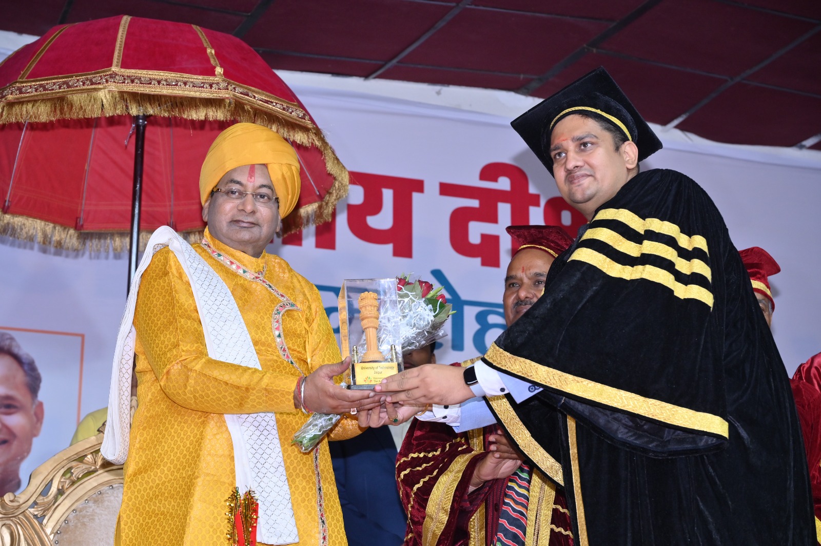 मेहंदीपुर बालाजी के महंत व फार्मेसी काउन्सिल ऑफ इण्डिया के प्रेसीडेंट को डॉक्टरेट की मानद उपाधि ...