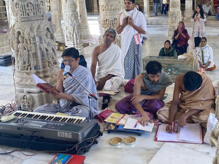 700 Jain followers and devotees performed the consecration