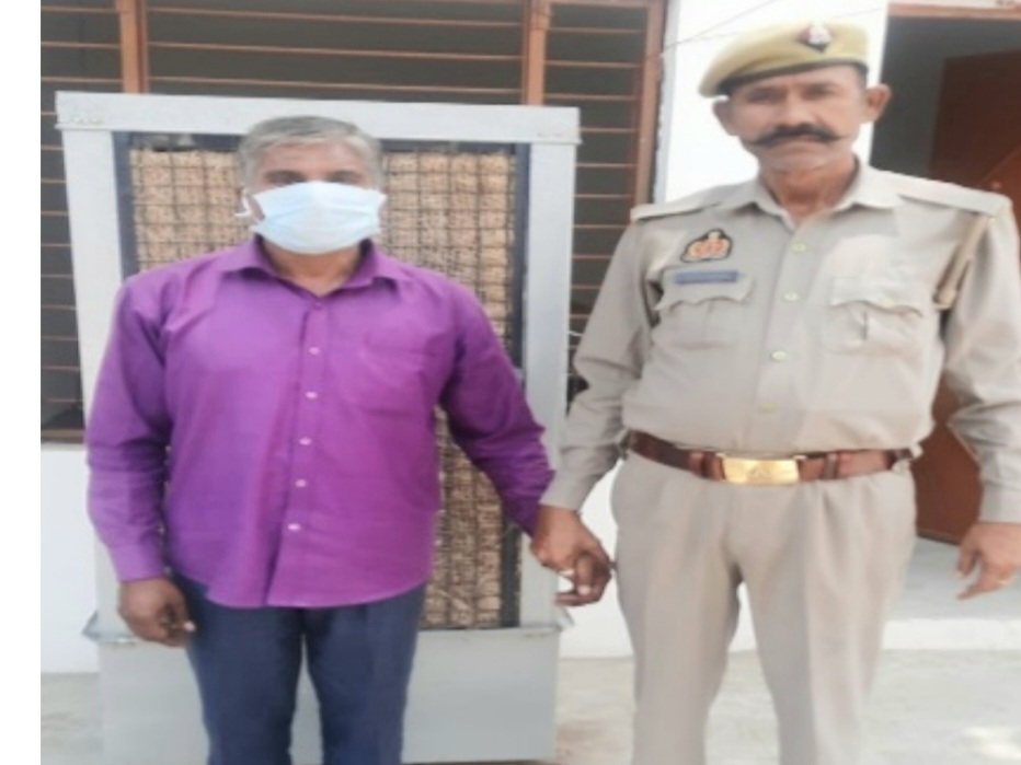 Excise Department team arrested employee selling liquor at government ...
