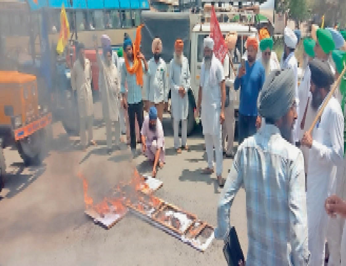 Farmers took out tractor march, burnt effigy of SAD and SGPC head in ...
