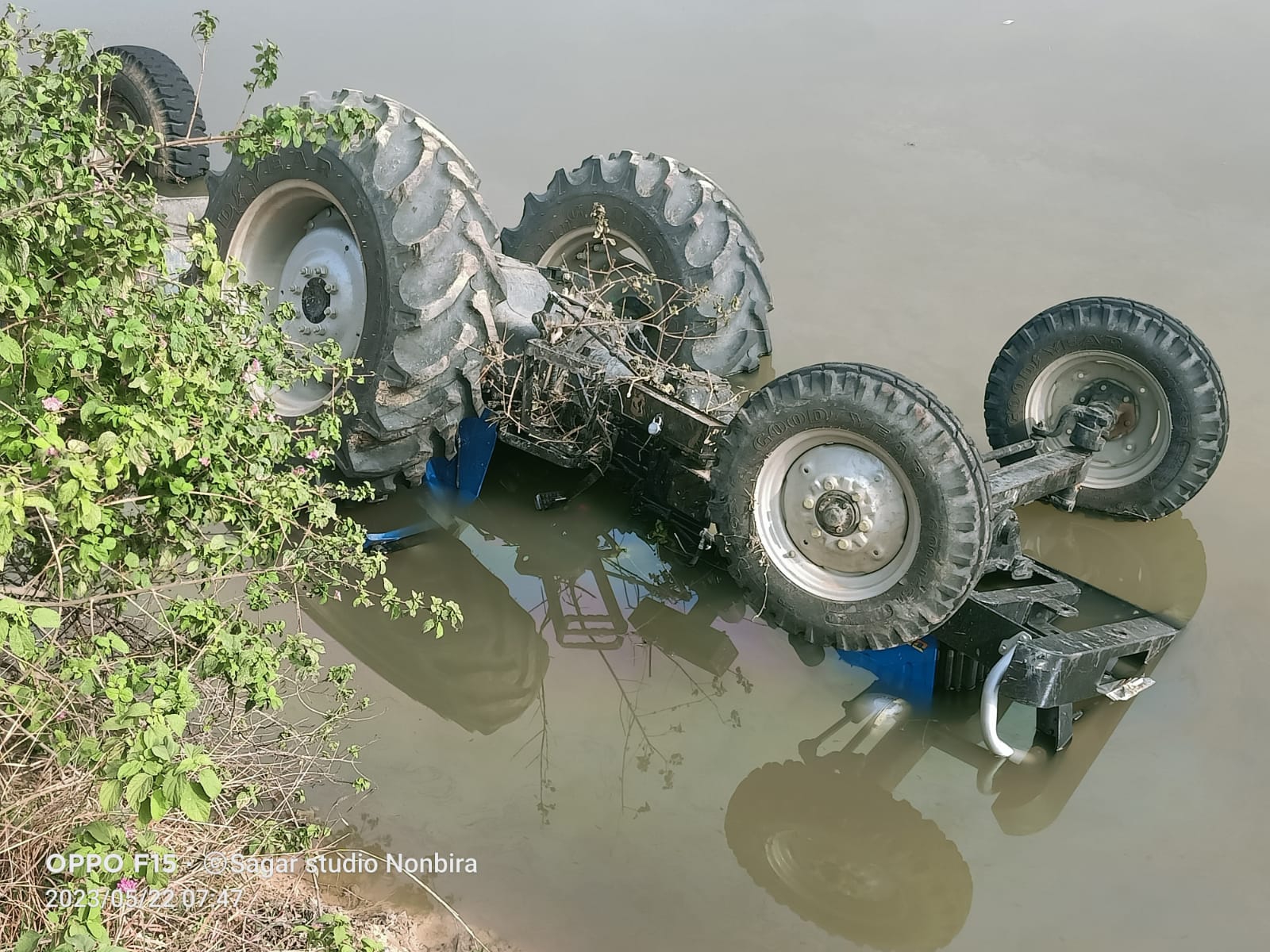 Uncontrolled tractor overturned in the pond, the driver died after ...