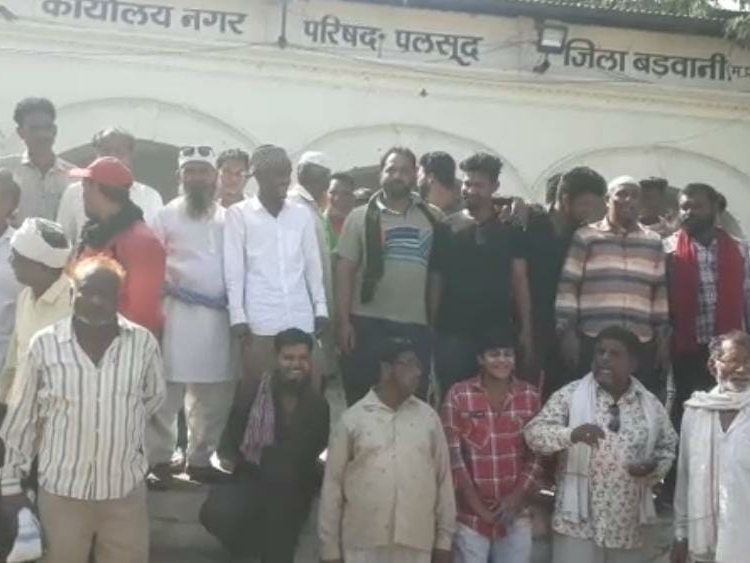 पलसुद के पशु हाट बाजार में निर्धारित दर से अधिक वसूली का विरोध ...