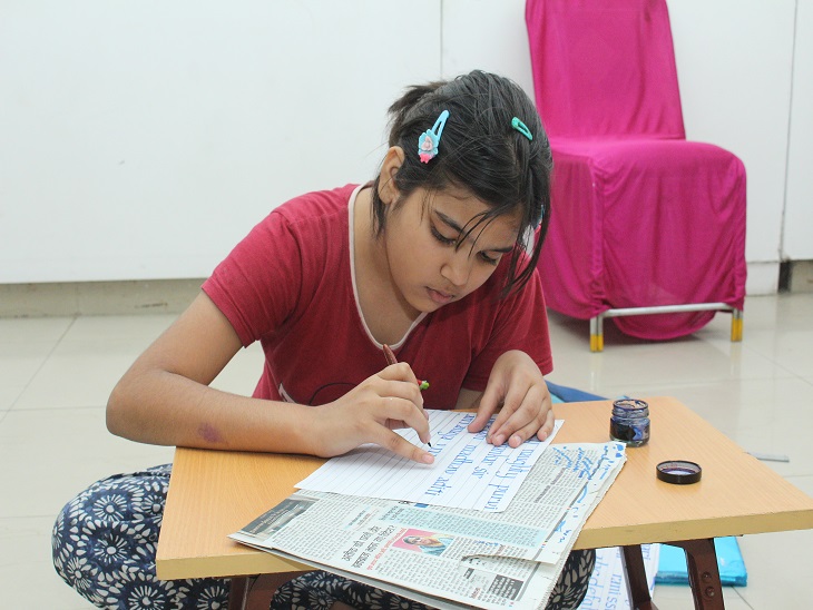 Unique effort in calligraphy class, 73 years experienced expert ...