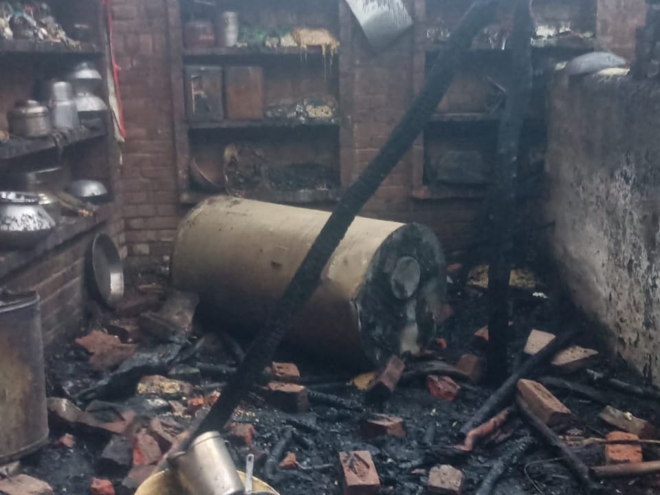 Goods worth lakhs burnt, 4 goats burnt to death, one person scorched ...