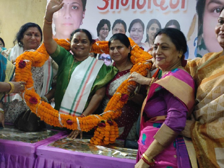 Phulo Devi Netam arrived late, workers flocked together to welcome her ...