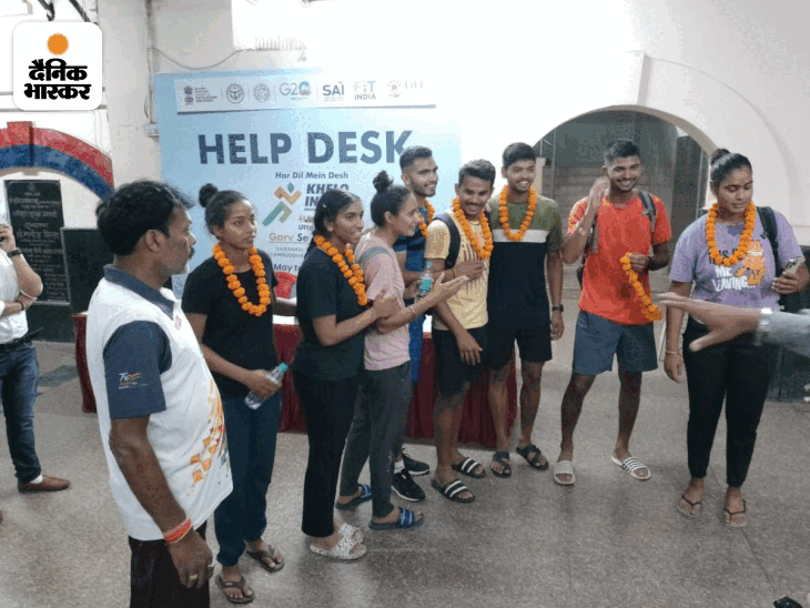 Players were welcomed by applying Tilak at the railway station, the ...
