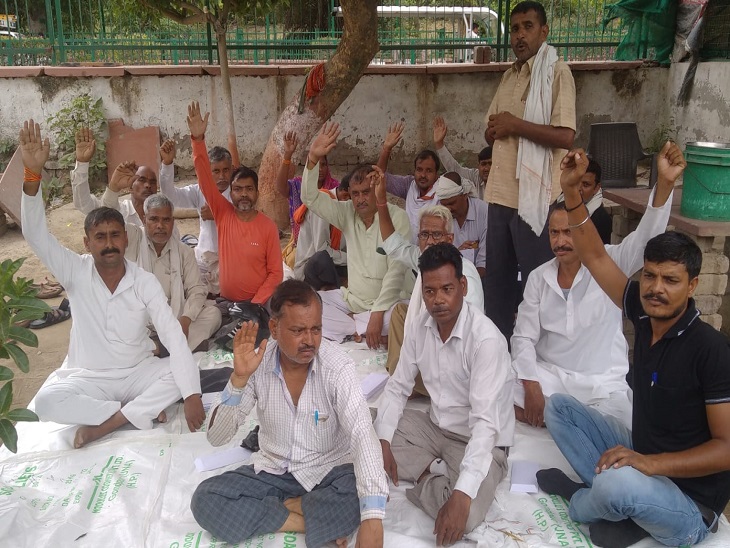 Raised the demand for early salary to the daily wage workers | उद्यान ...