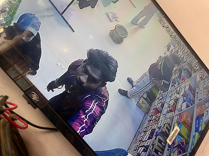 Gun Point Loot Punjab Tarntaran; Robbers CCTV Viral | Shopkeeper Demand ...