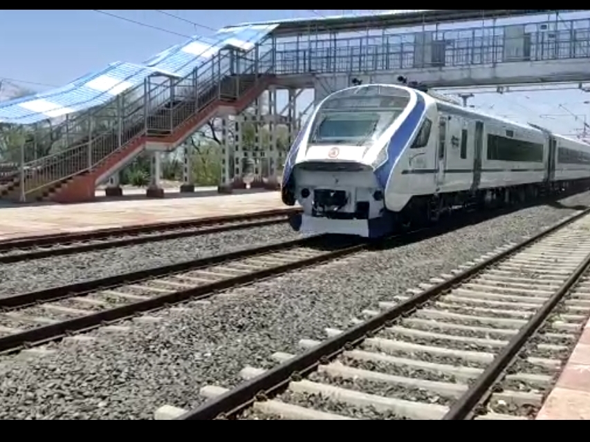 Train will start soon in Kota division; People arrived to see the train ...