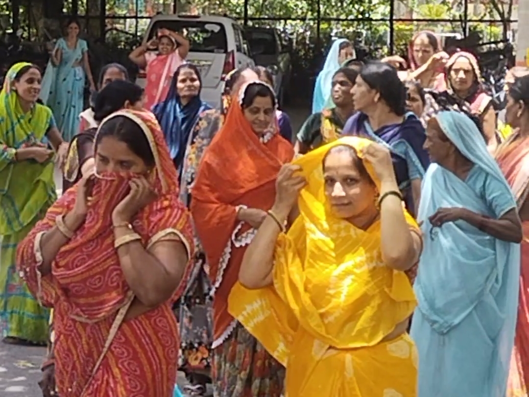 Women gheraoed the Cantonment Board, protested by raising slogans ...