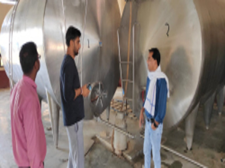 Food department team reached mineral water plant of Dhamnod | सैंपल लिए ...