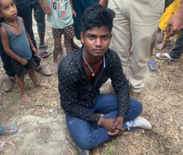 Villagers caught a young man with a native katta, threatening to kill ...