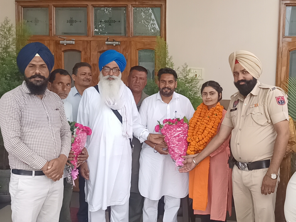 Fazilka Girl Poonam Rani Cracked UPSC 2022 With 778th Rank | फाजिल्का ...