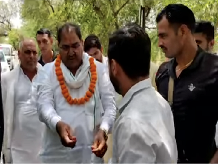 Indian National Lokdal Mla Abhay Chautala Parivartan Rath Yatra Attack ...