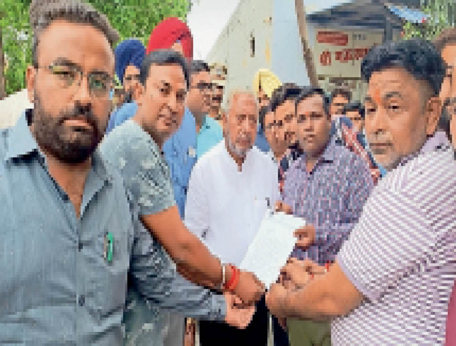 Shiv Sainiks handed over demand letter blocking the way of Gau Rakshini ...