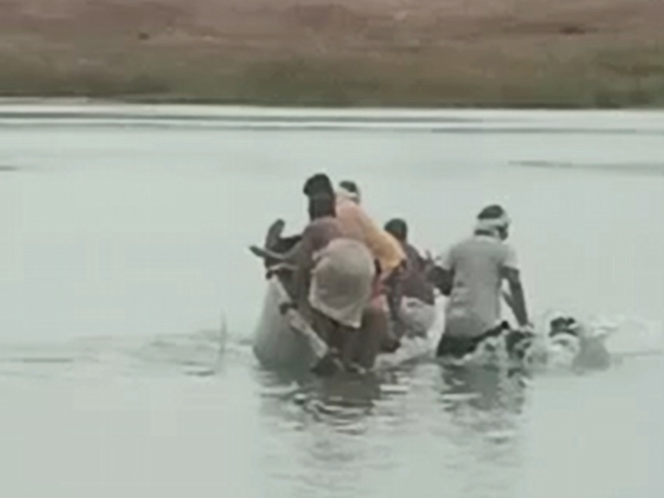 Accident while carrying the dead body in the river stream, a young man ...