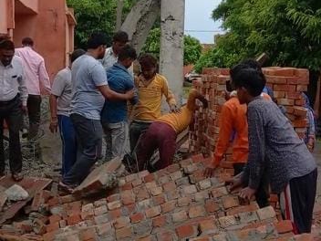A laborer was injured in the accident, the villagers said - substandard ...