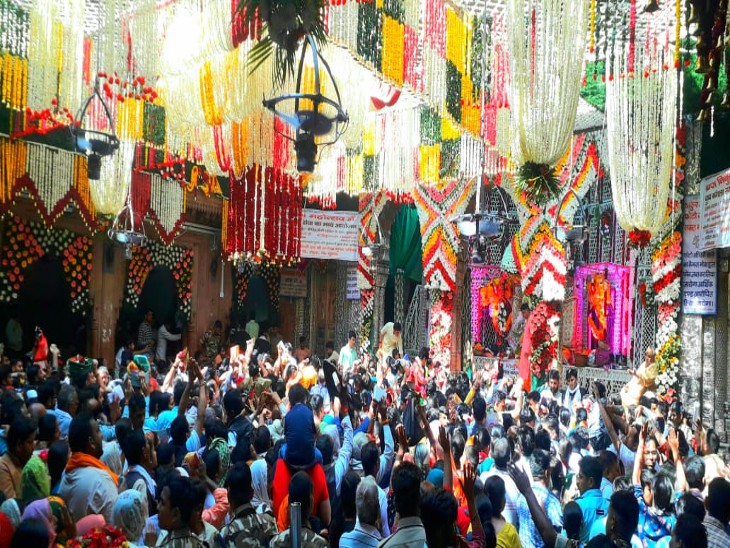 Poppy seeds planted to give relief from the heat to God, decorated with ...