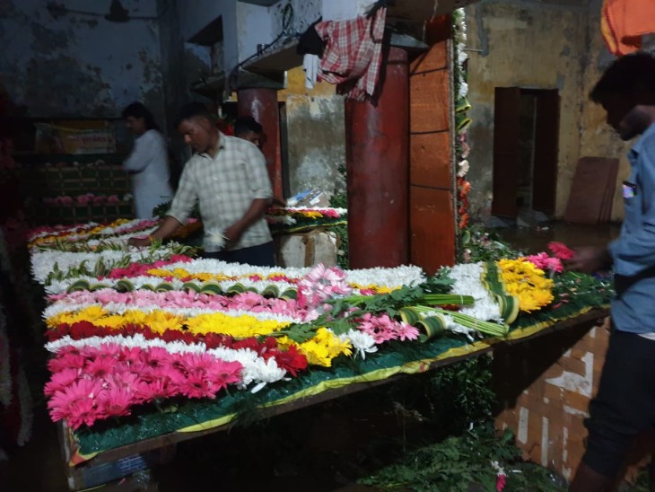 Poppy seeds planted to give relief from the heat to God, decorated with ...