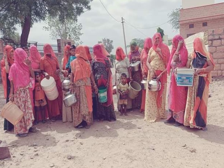 Women came on the road with matkis, water reached after writing to the ...