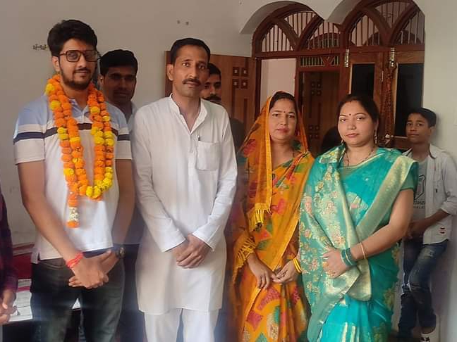 Former block chief honored IAS-turned-Ajay Yadav by presenting flower ...