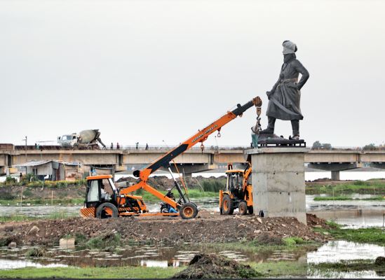 21 feet tall statue of Lakha Banjara installed in the lake | प्रतिमा से ...